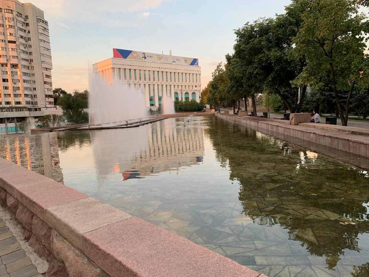 Die vuurpyl effek tussen twee geboue in Almaty – Dr. Christa van Staden